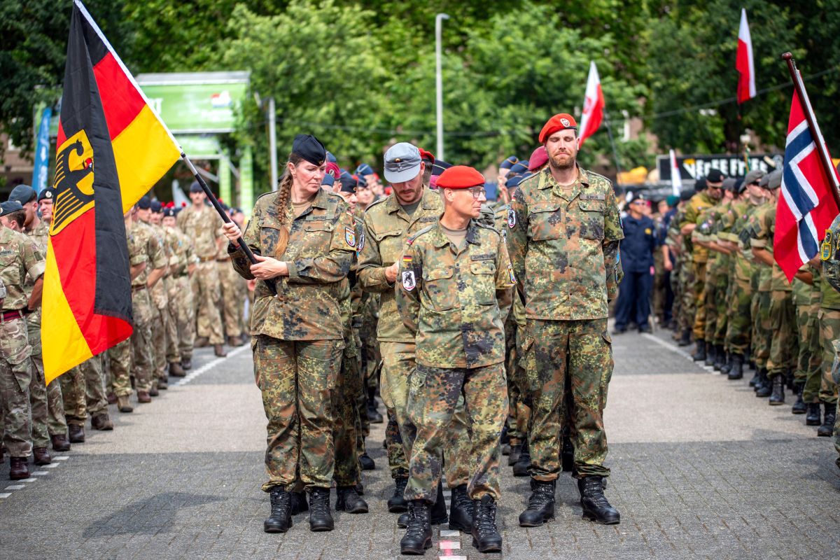 Fotoverslag: vlaggenparade en officiële opening 4Daagse | Into Nijmegen