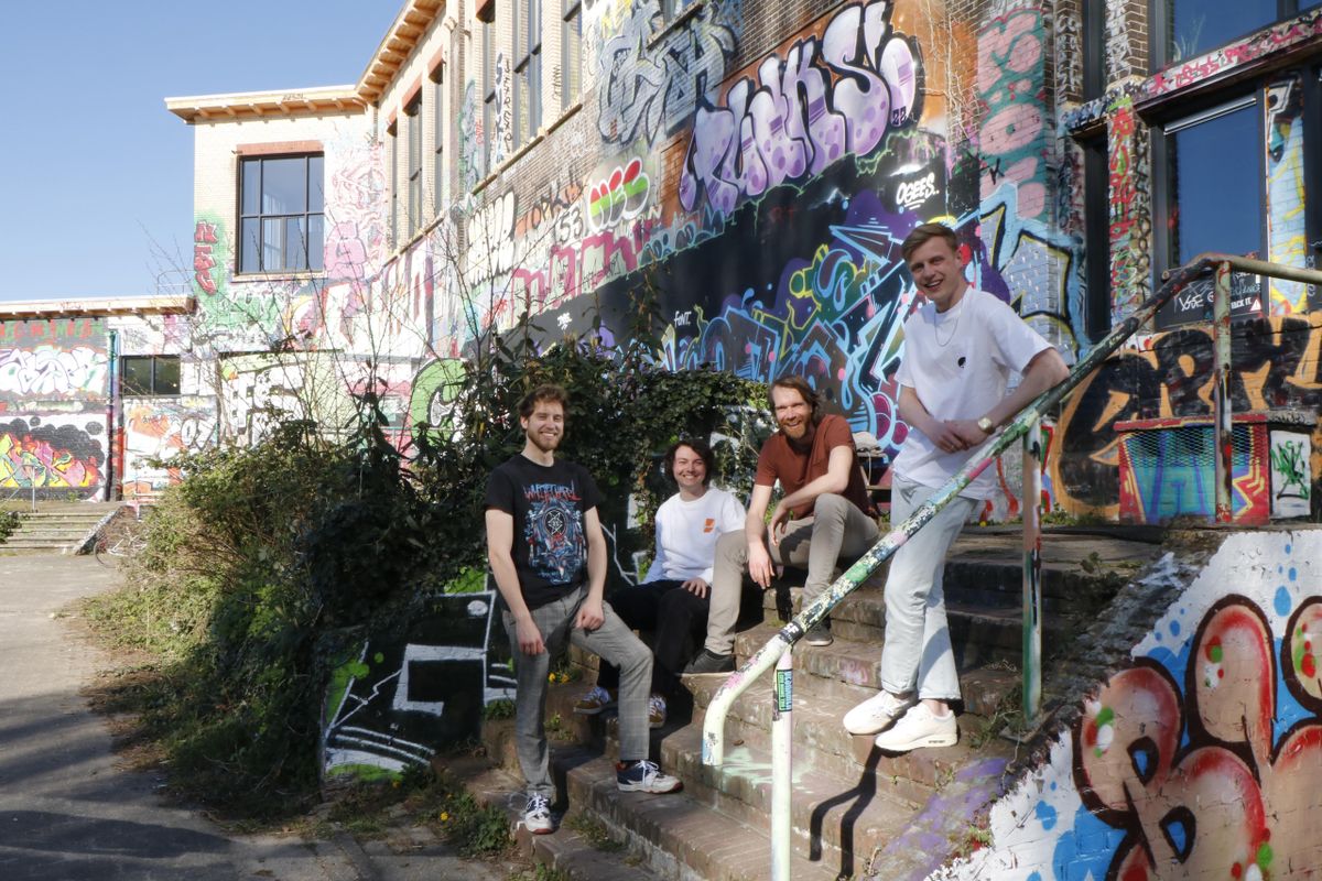 Interview met De Basis Residents: Rock on with a mission met GuitarFX ...