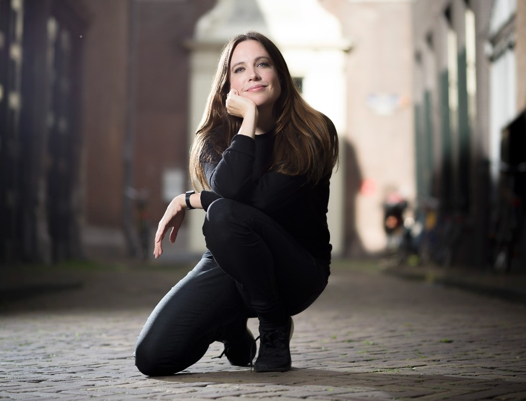 Poëzie op de bank met Ellen Deckwitz in Bibliotheek Mariënburg | Into ...