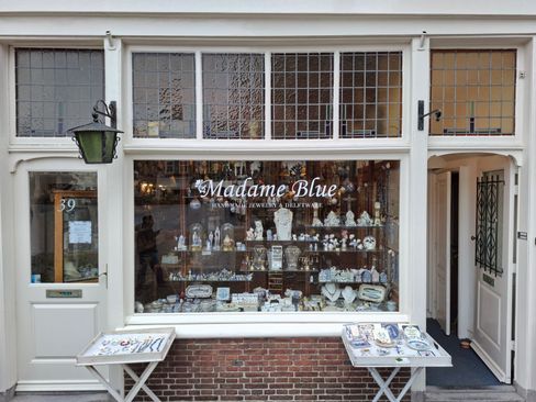 Madame Blue | In Delft